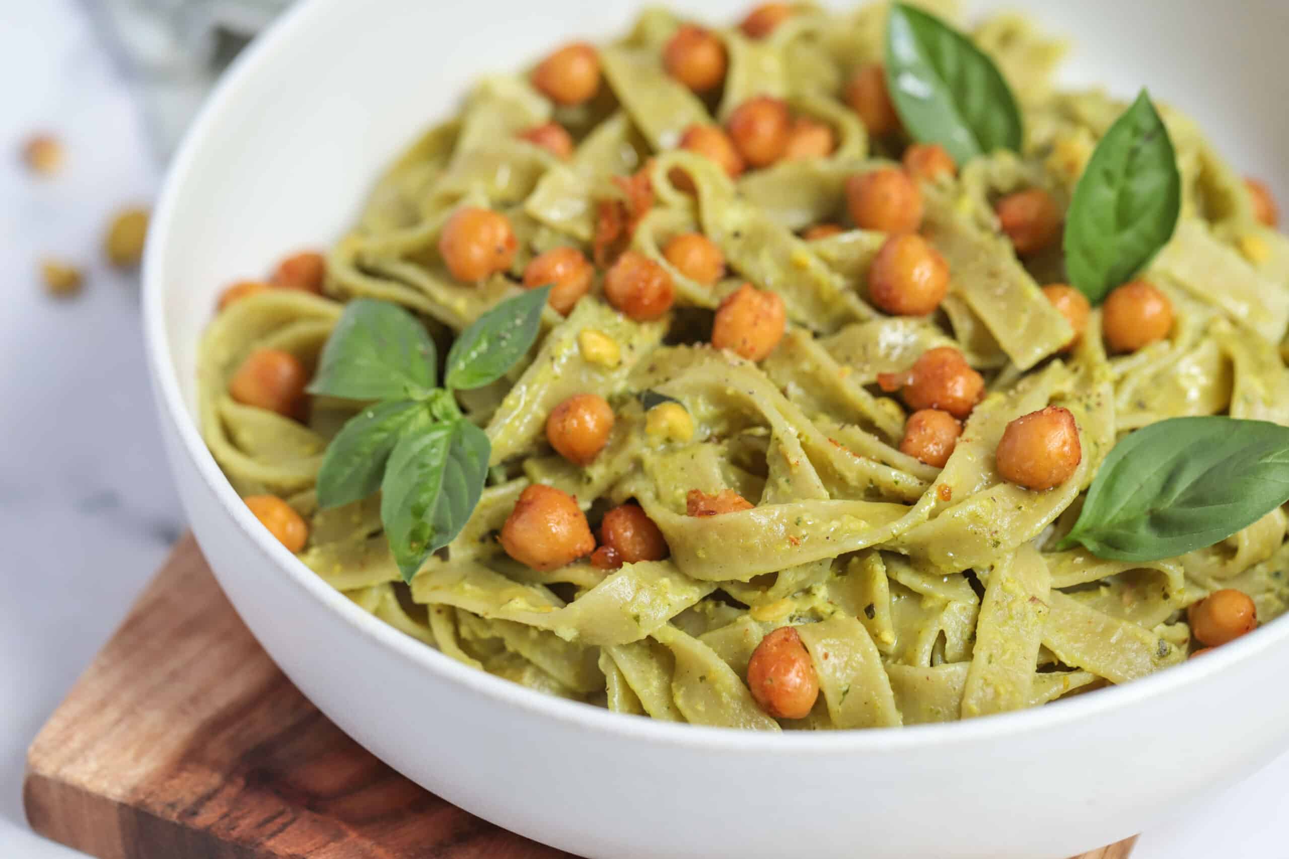 Pistache pesto pasta met geroosterde kikkererwten - Nutrifoodz